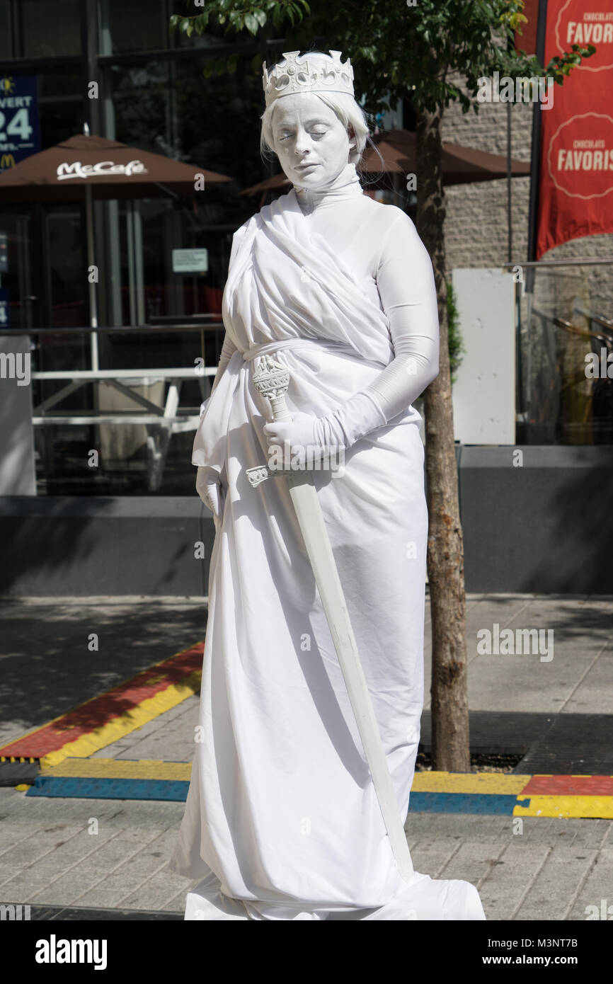 Living statue performers hi-res stock photography and images - Alamy