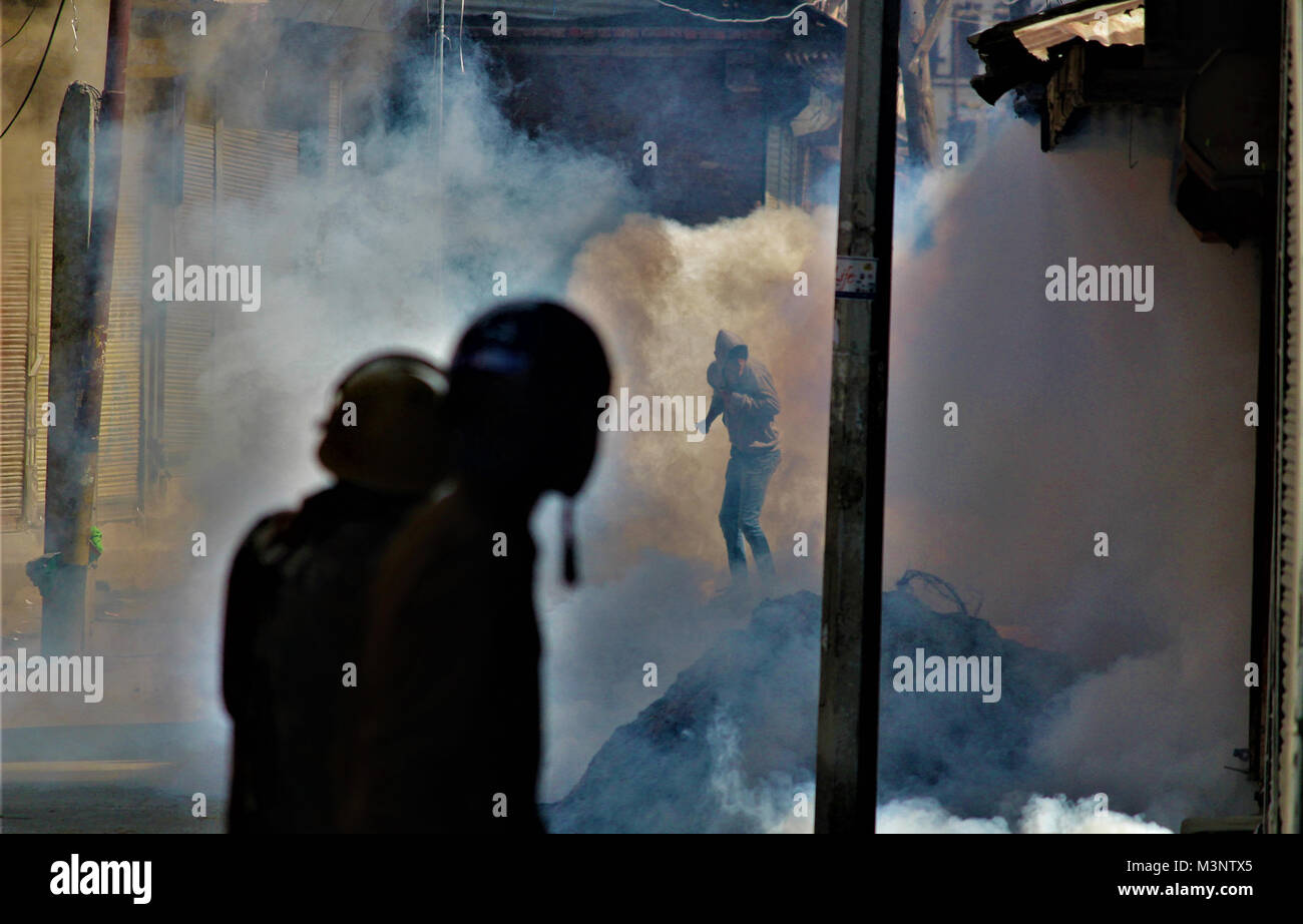 Firing shells hi-res stock photography and images - Alamy