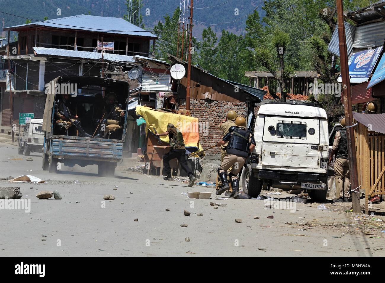 Man running from police hi-res stock photography and images - Alamy