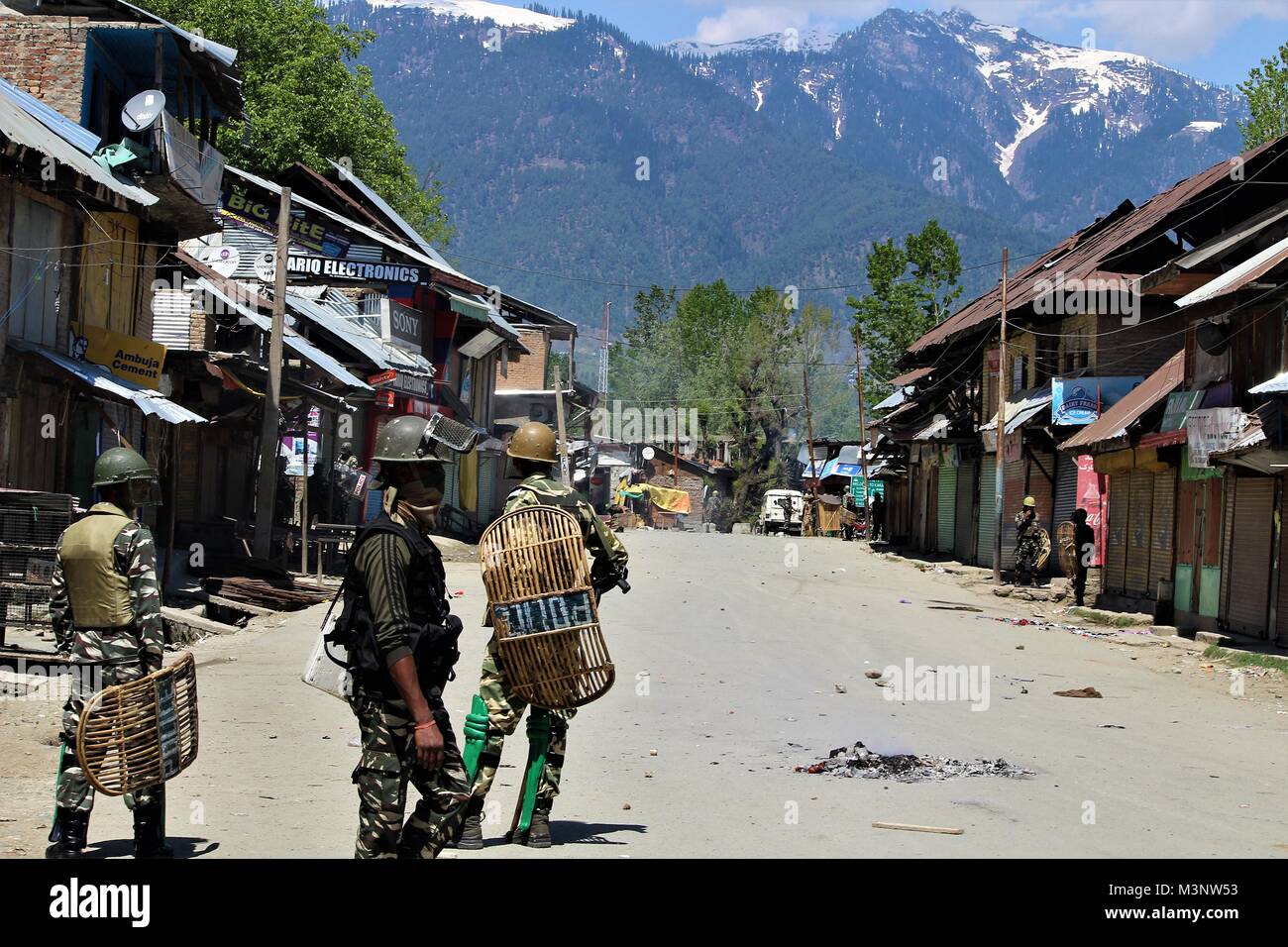 policemen with automatic rifle in Sopore area, Kashmir, India, Asia ...