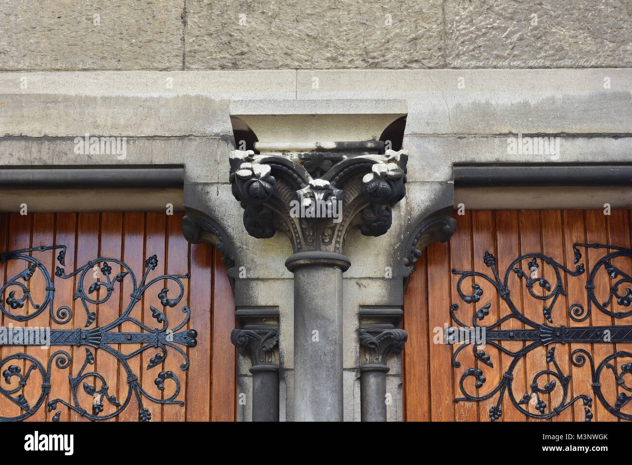 Supporting pillar hi-res stock photography and images - Alamy