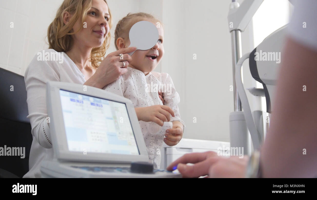 Kids eye test hi-res stock photography and images - Alamy