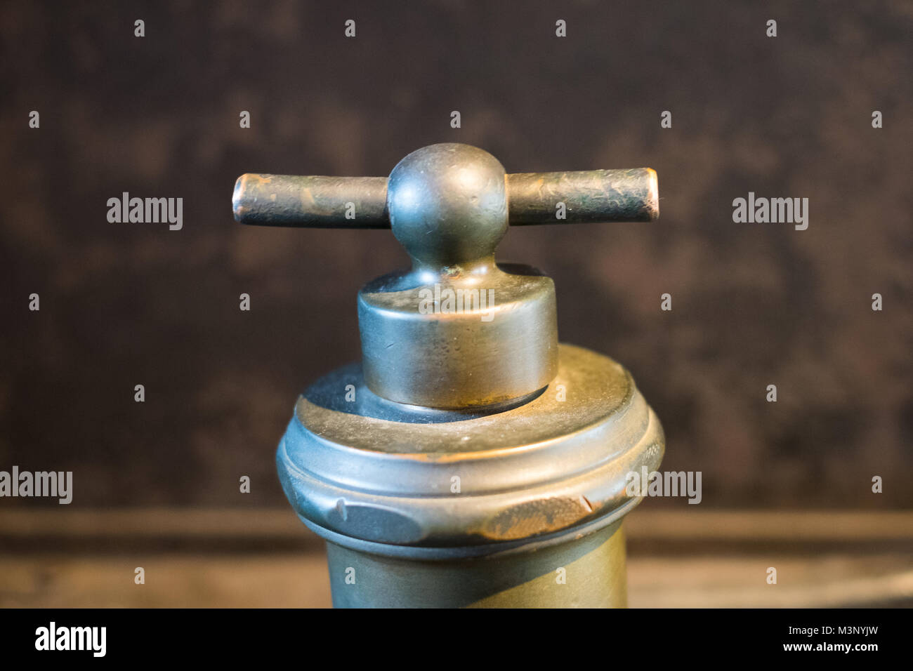 Turn turning metal handle hi-res stock photography and images - Alamy
