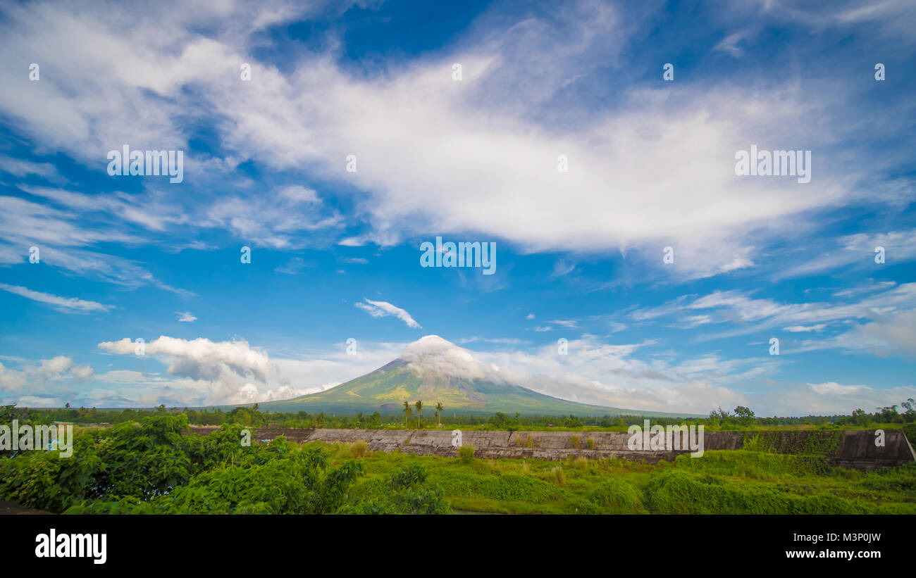 Mt mayon volcano hi-res stock photography and images - Alamy