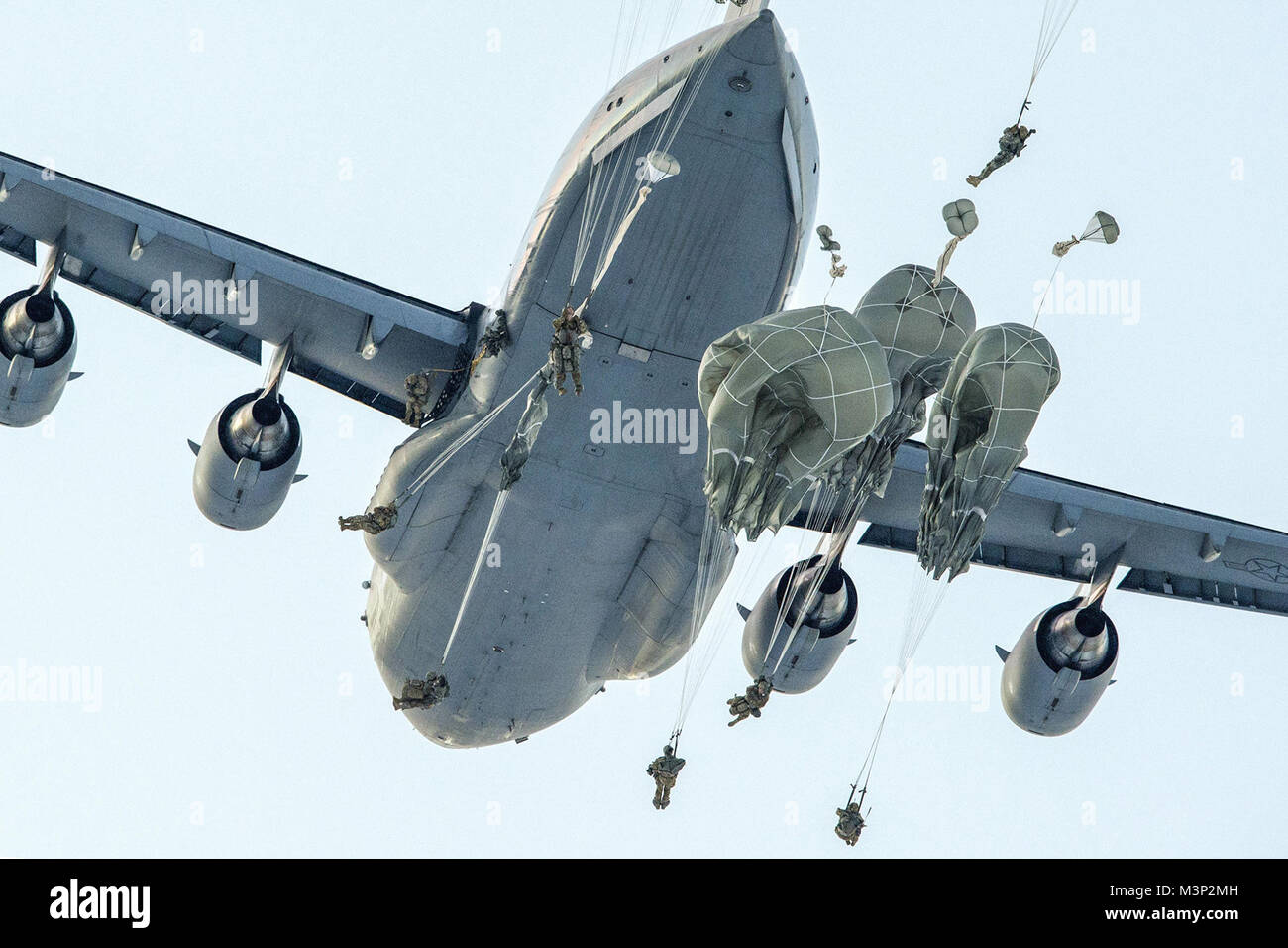 Army paratroopers jump from an Air Force C-17 Globemaster III during ...