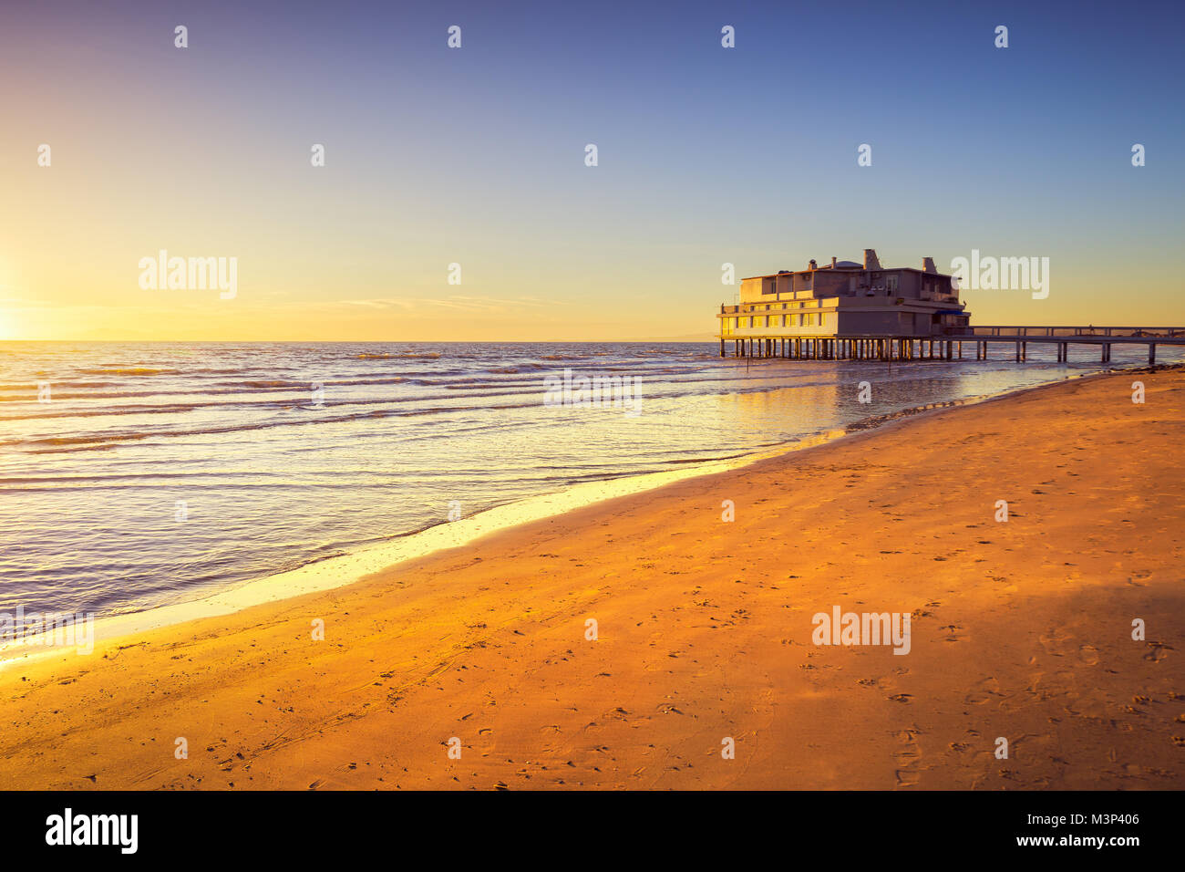 Building on sea hi-res stock photography and images - Alamy