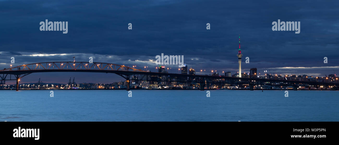 The city of Auckland with a very grey morning sky Stock Photo - Alamy