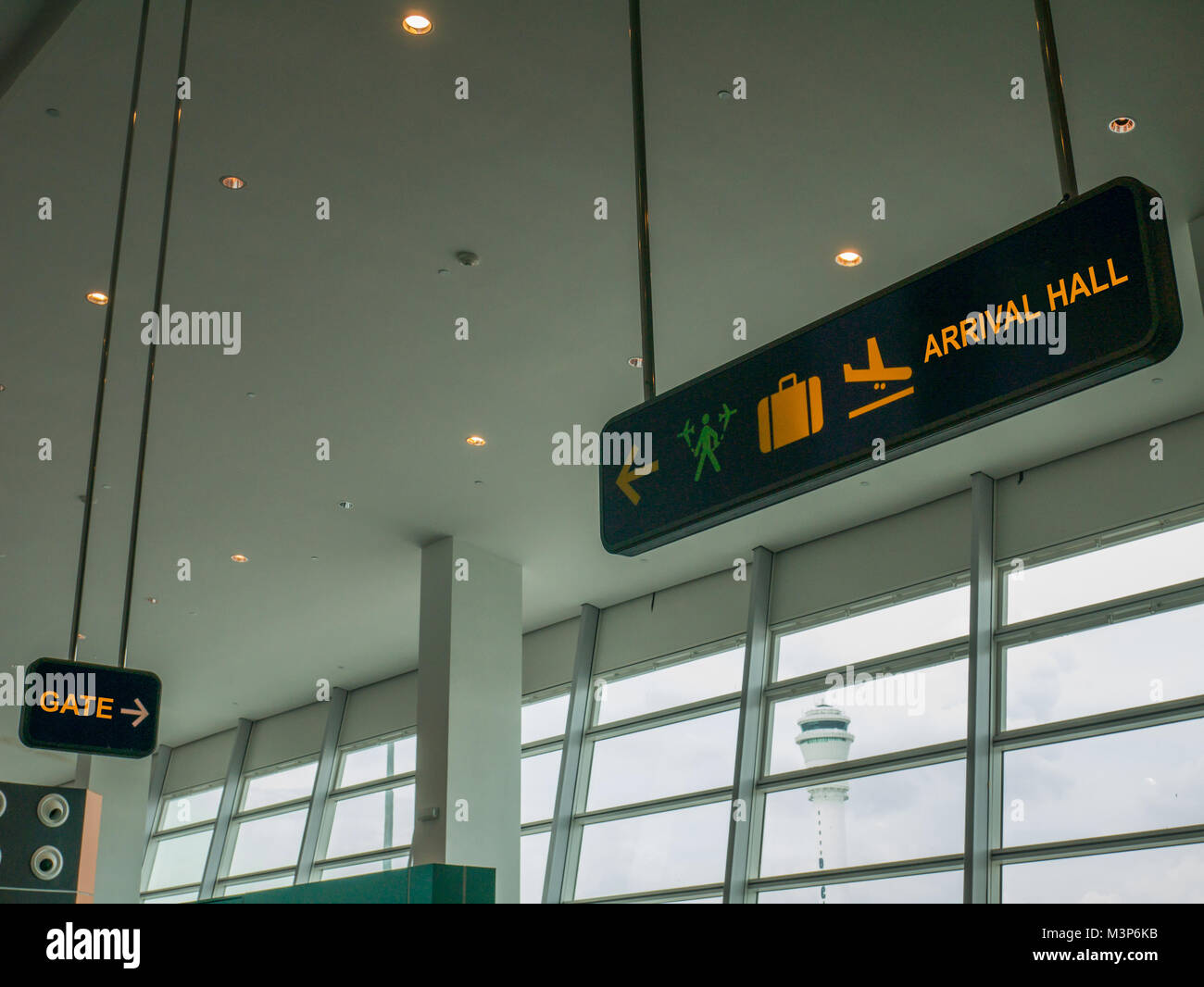 Airport arrival hi-res stock photography and images - Alamy