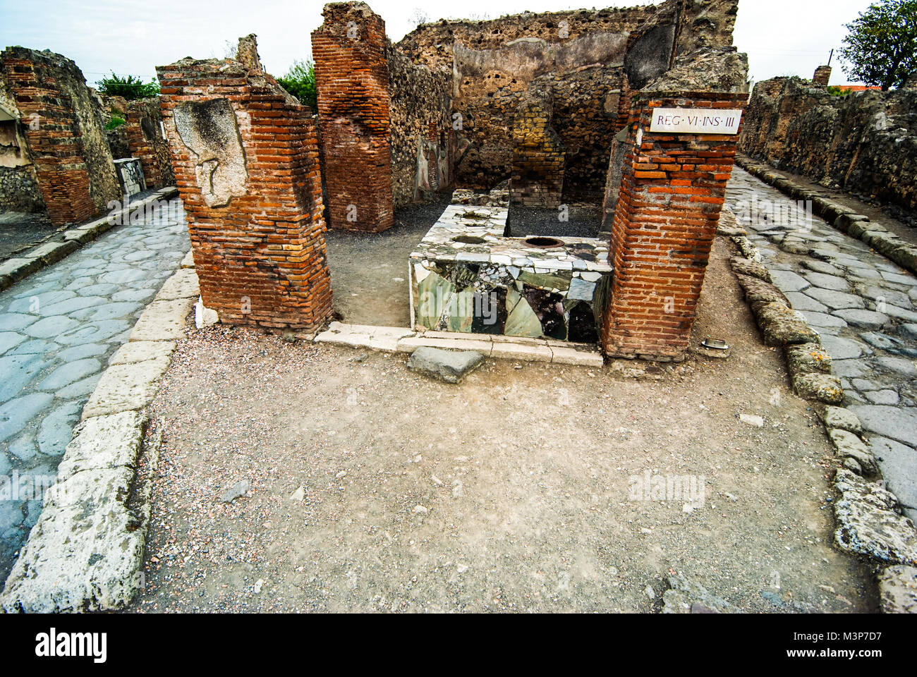 Roman fast food thermopolium hi-res stock photography and images - Alamy