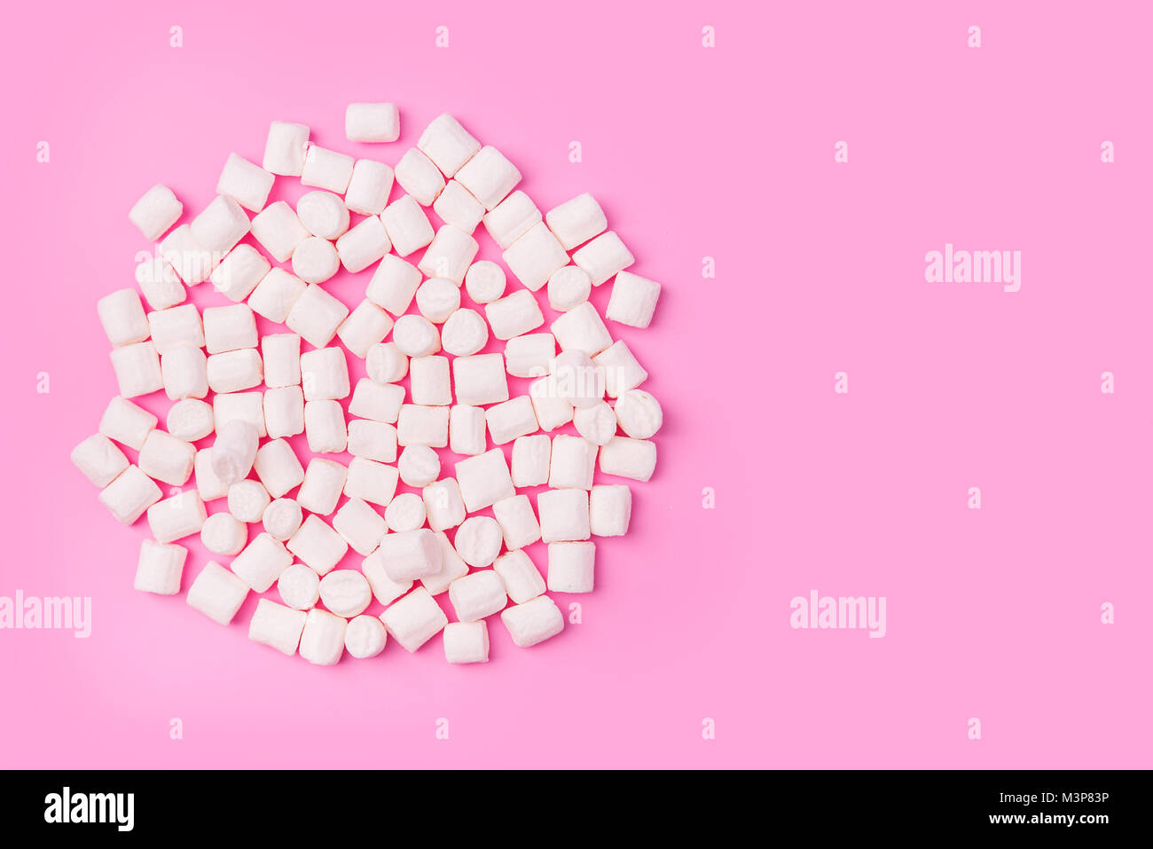 Flat lay soft marshmallows hi-res stock photography and images - Alamy