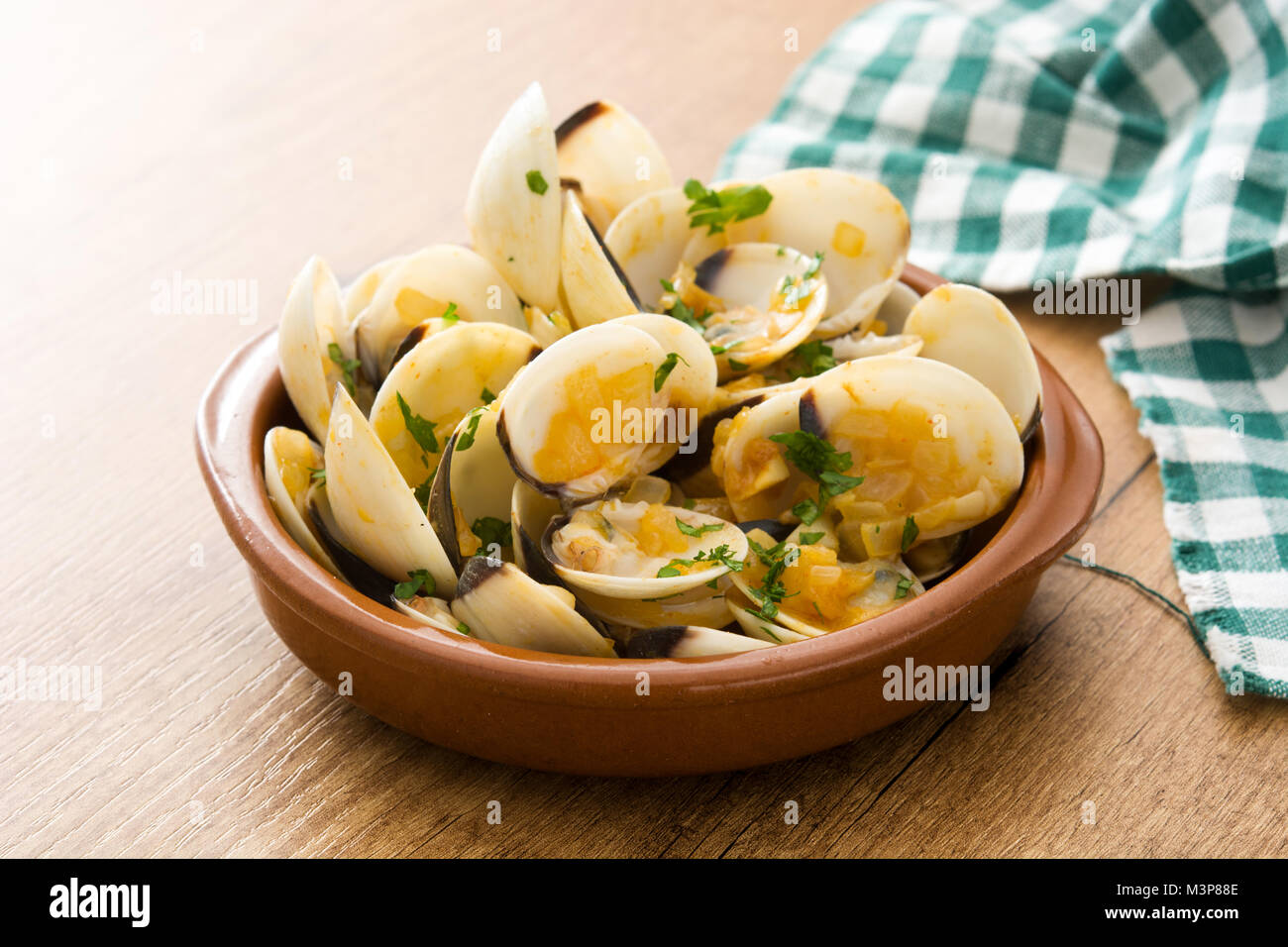 Clams with marinera sauce.Almejas a la marinera. Spanish recipe on ...