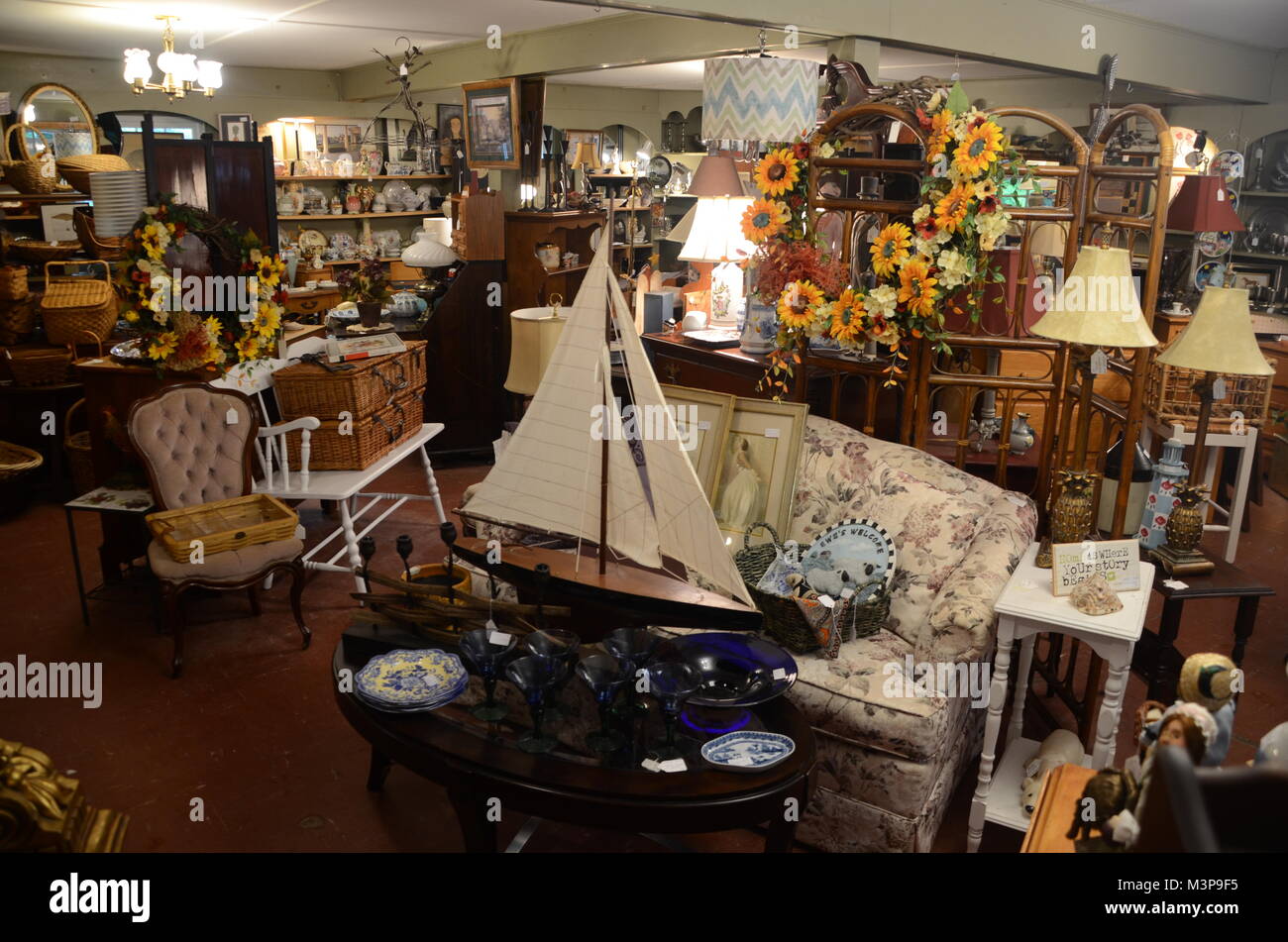 Antique store interior hi-res stock photography and images - Alamy