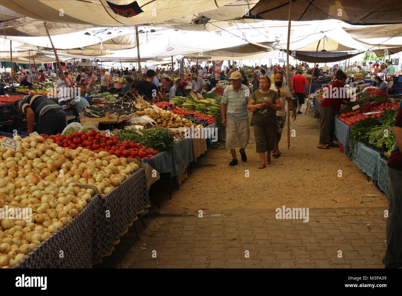 Woman at fruit and vegetable stand hi-res stock photography and images ...