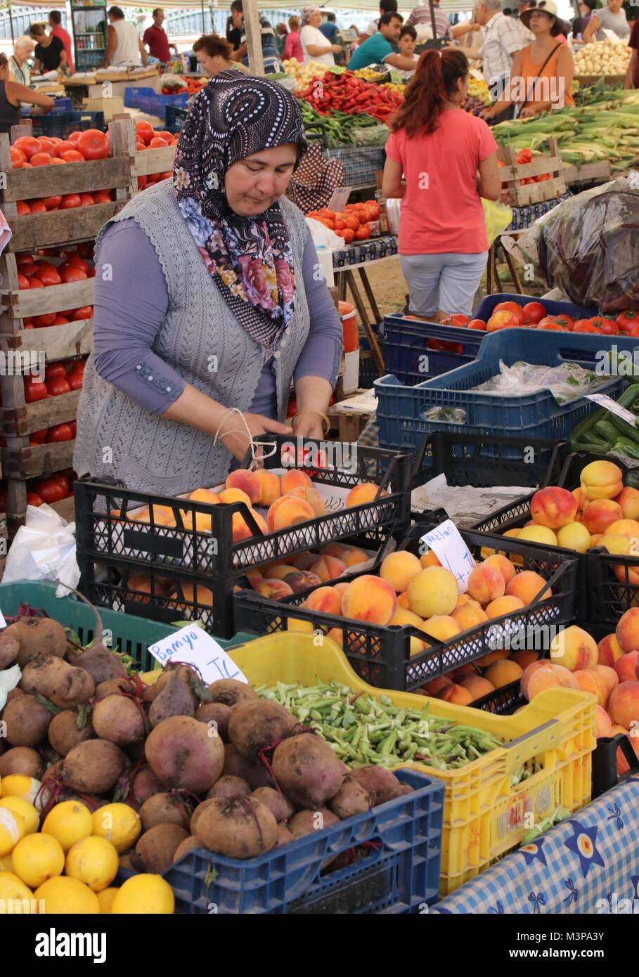 Woman at fruit and vegetable stand hi-res stock photography and images ...
