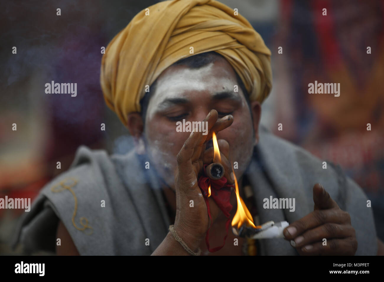 Sadhu smoking chillum india hi-res stock photography and images - Alamy
