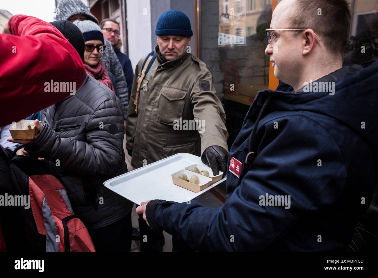 Hundreds of people try to make a new record in simultaneous eating of ...