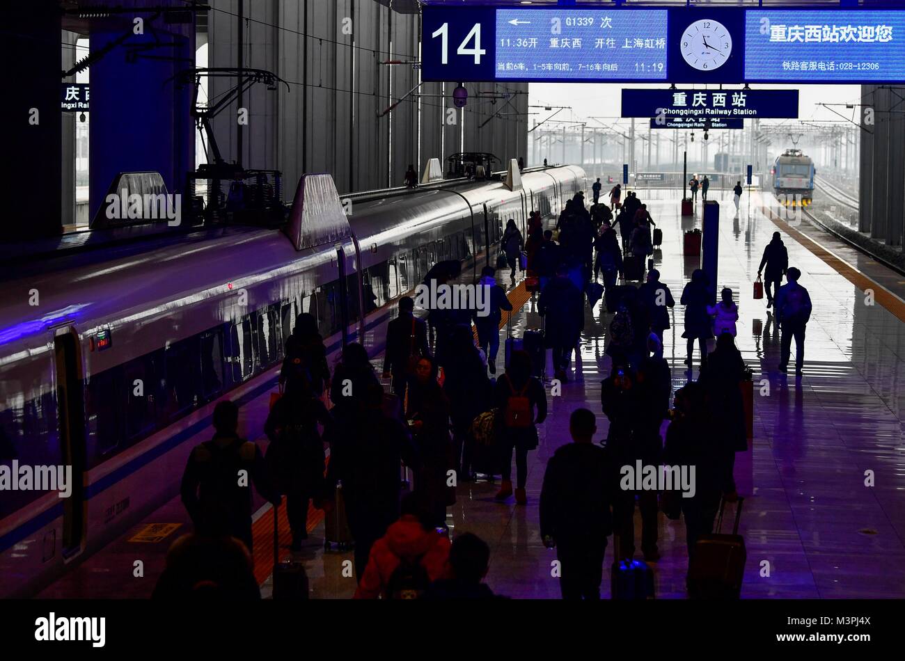 (180212) -- CHONGQING, Feb. 12, 2018 (Xinhua) -- Passengers board a ...