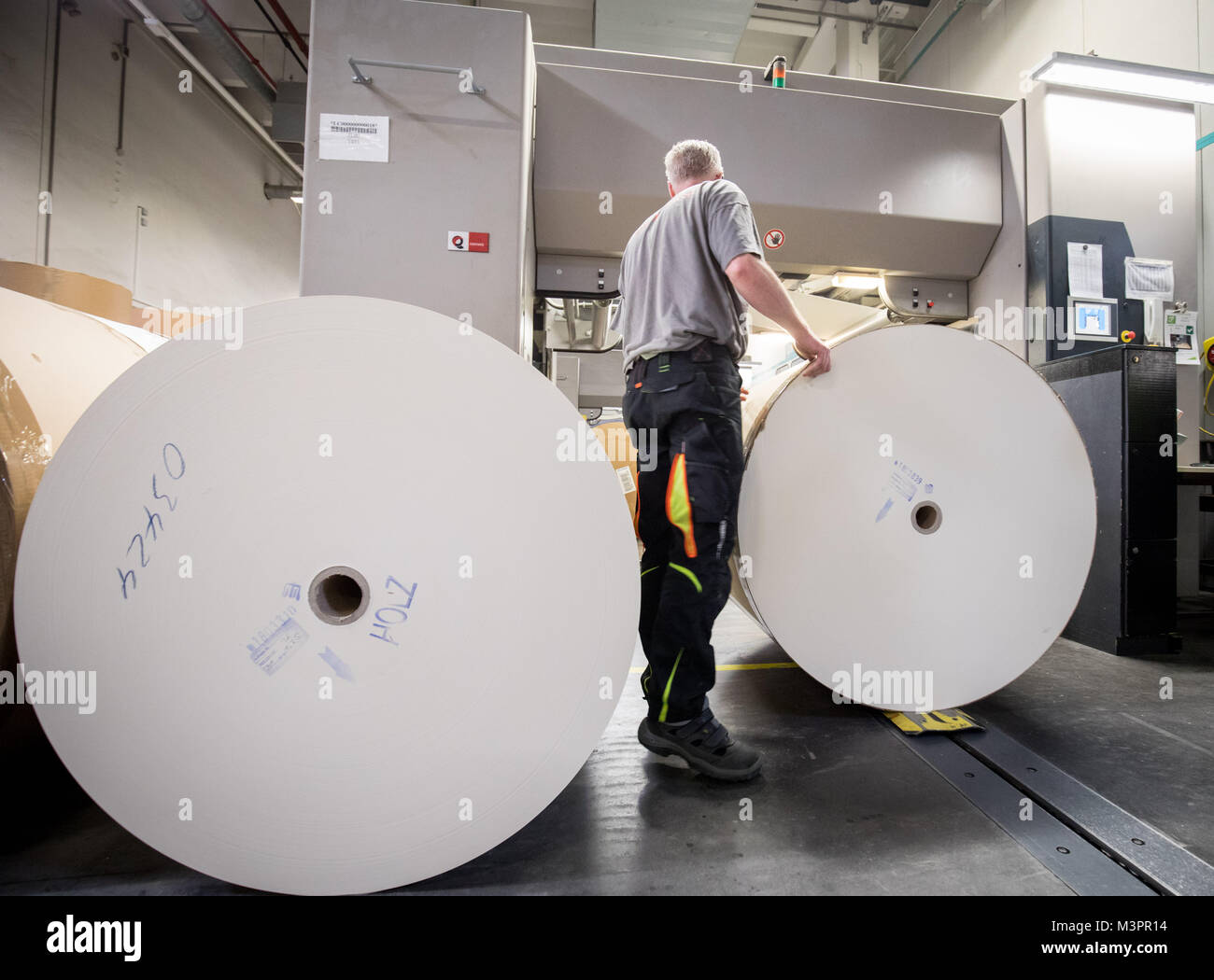 Leck, Germany. 09th Feb, 2018. A printer changes paper rolls for book ...