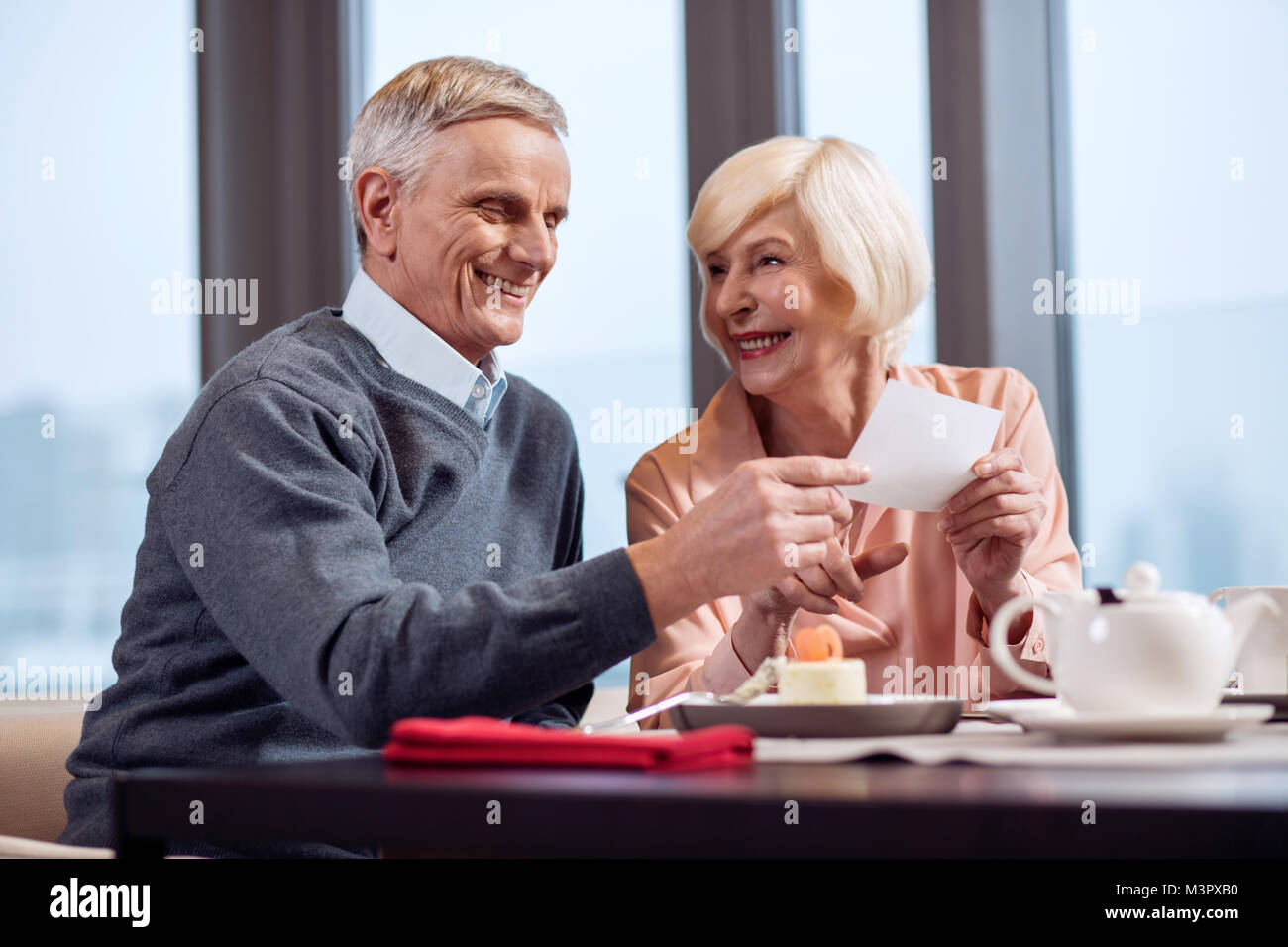 Woman elderly senior reading restaurant hi-res stock photography and ...