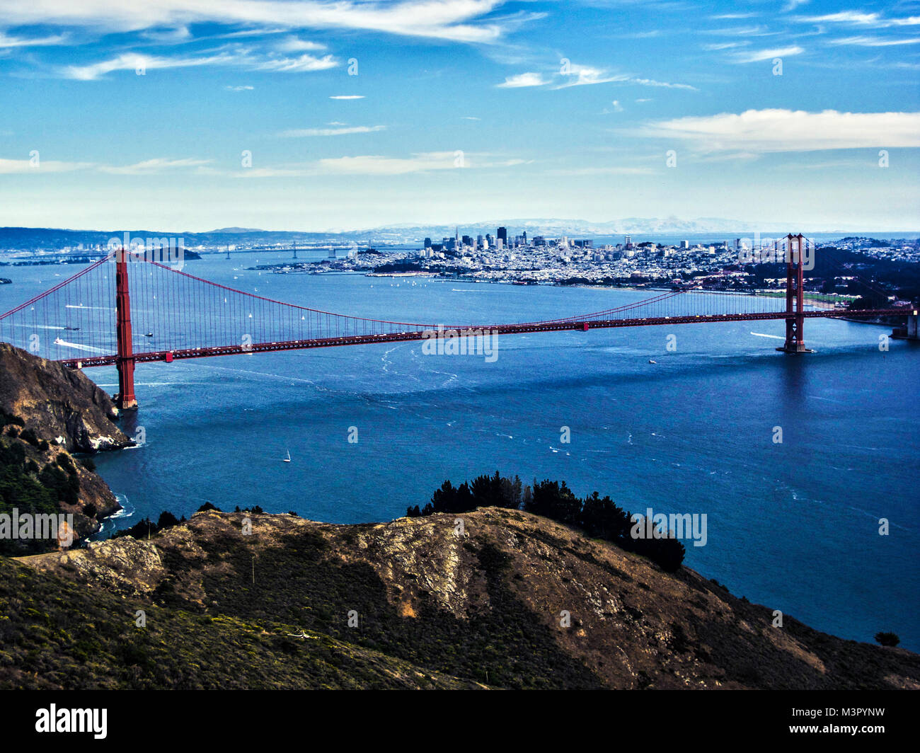 The famous suspension bridge Golden Gate Bridge at San Francisco Bay ...