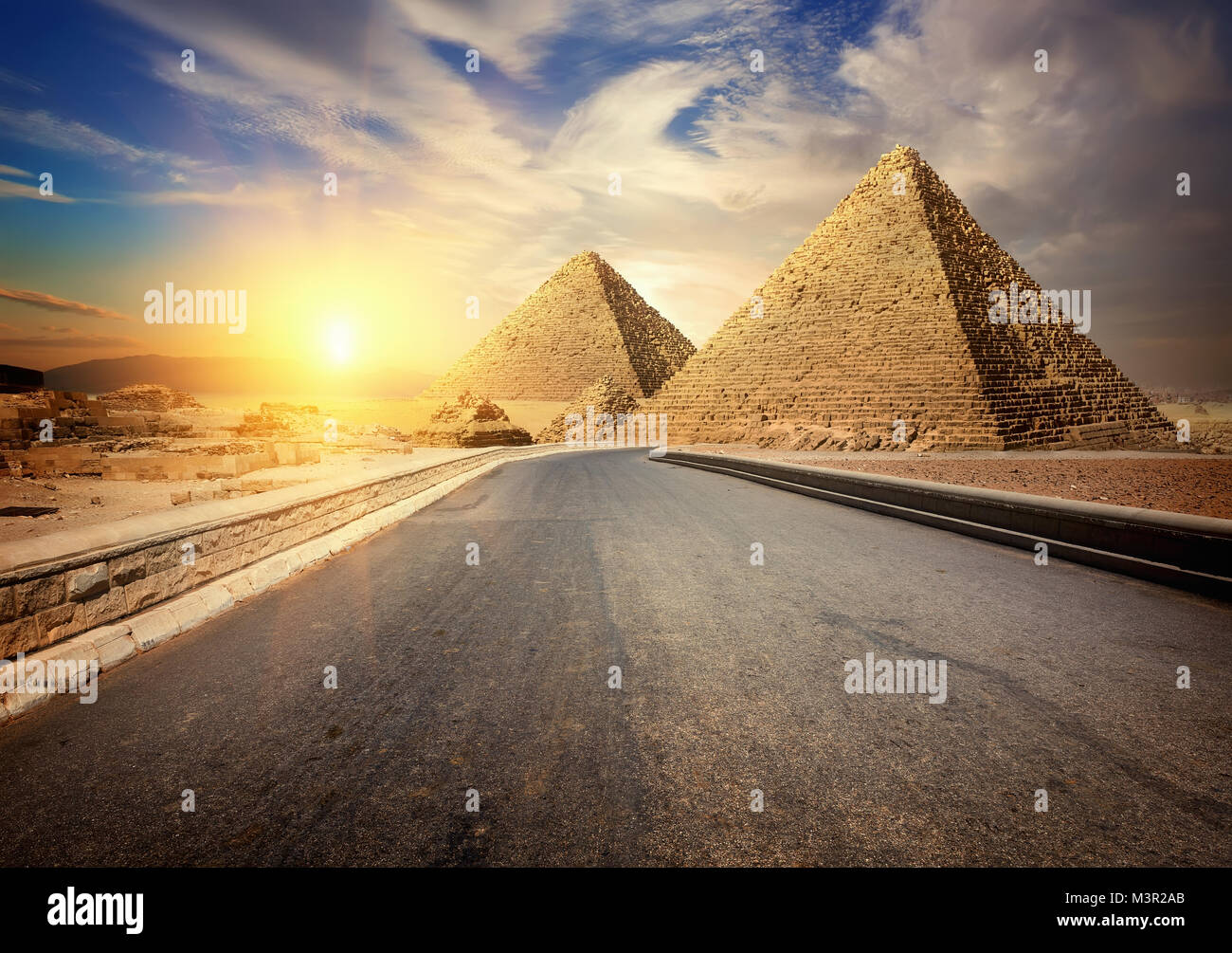 Asphalted road to Giza among the desert Stock Photo - Alamy