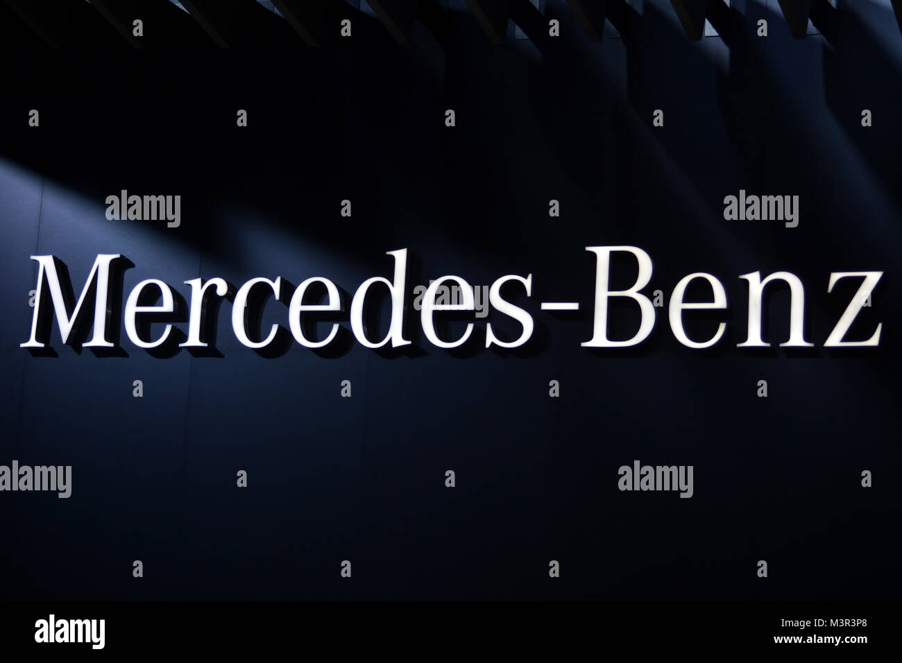 Mercedes benz sign hi-res stock photography and images - Alamy