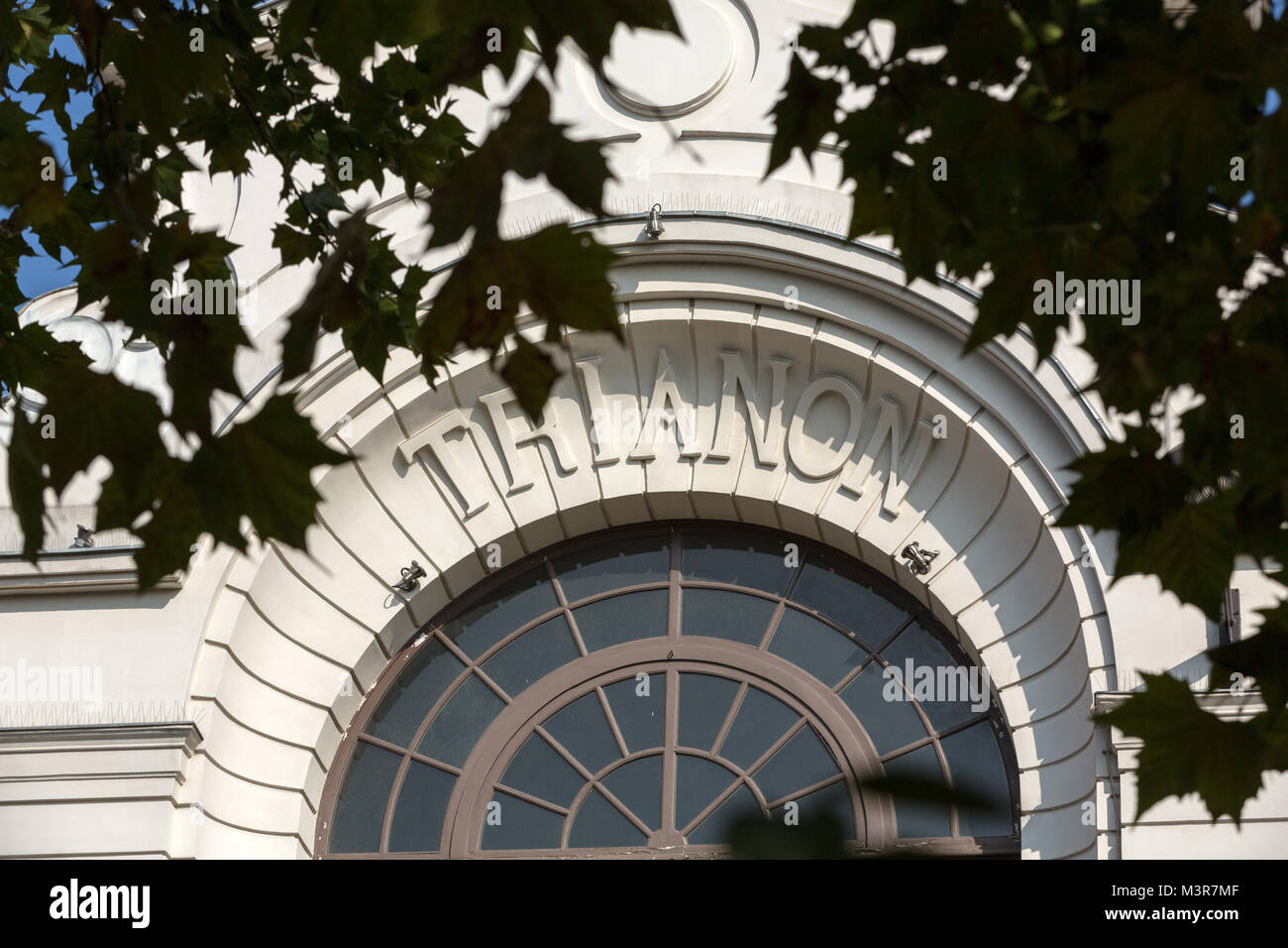 Le trianon paris hi-res stock photography and images - Alamy
