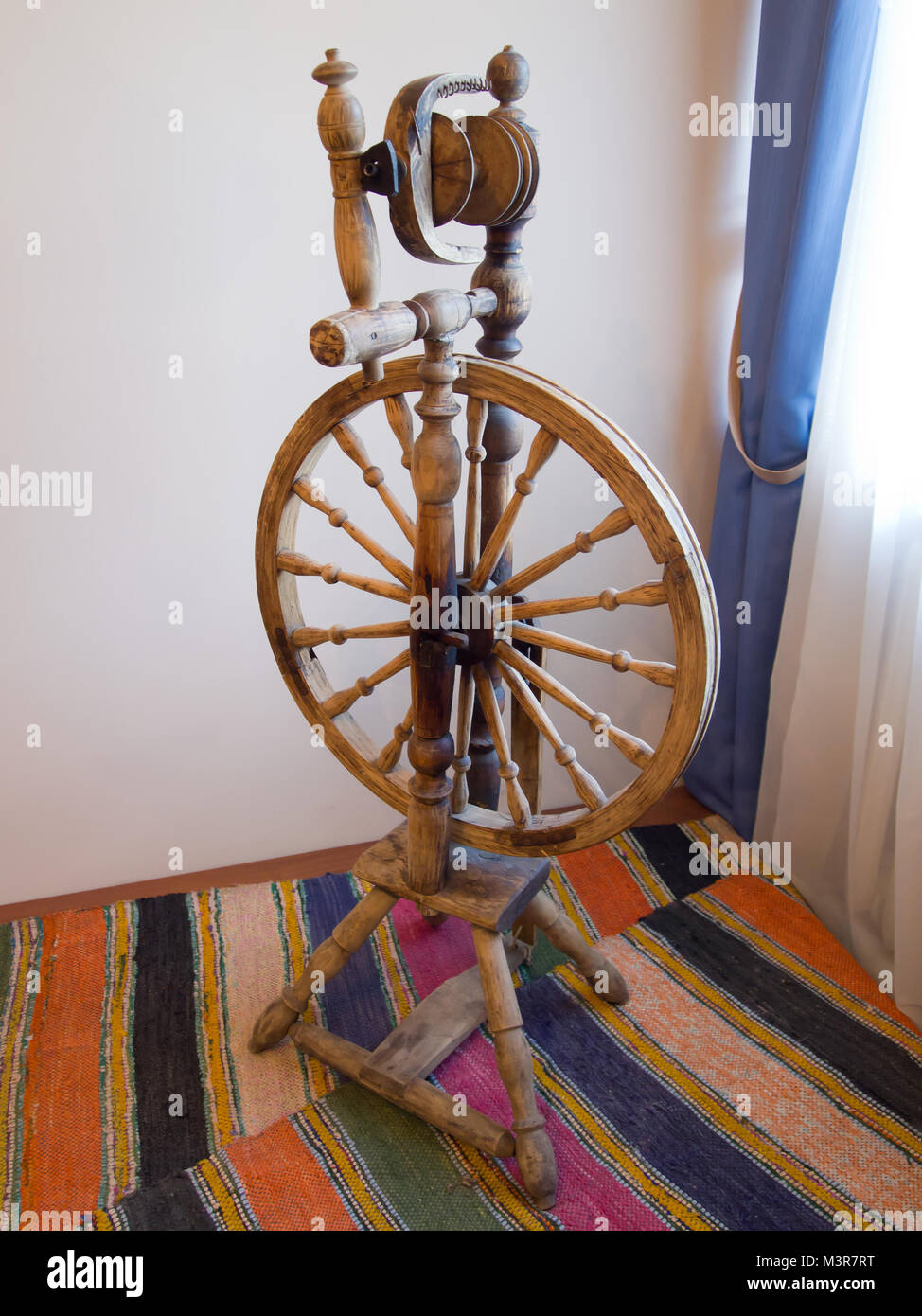 Former Russian spinning wheel for thread Stock Photo - Alamy