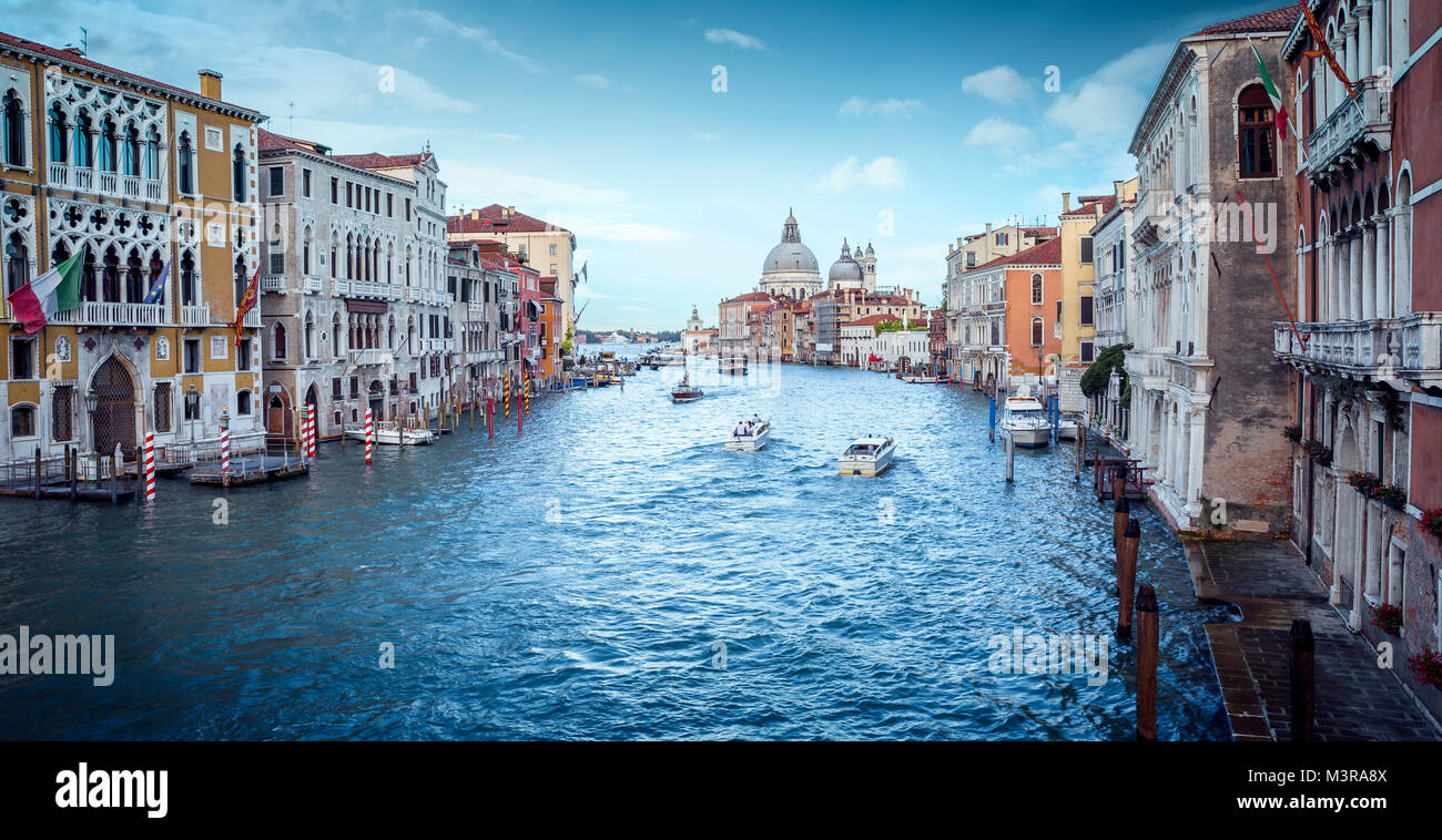 Traditional grand canal scene hi-res stock photography and images - Alamy