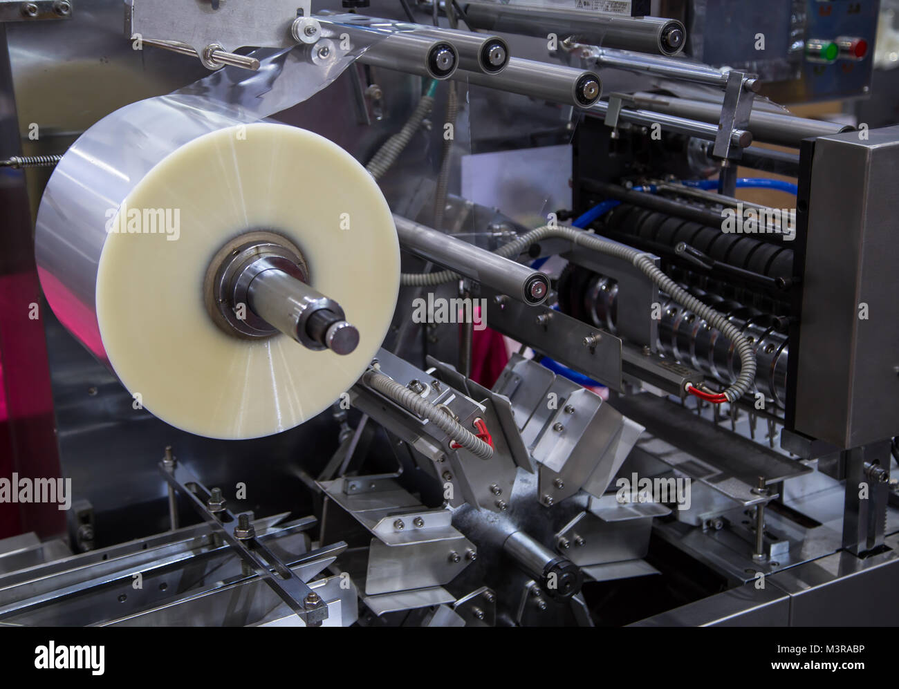 Linear tray food heat sealing and packing machine Stock Photo - Alamy