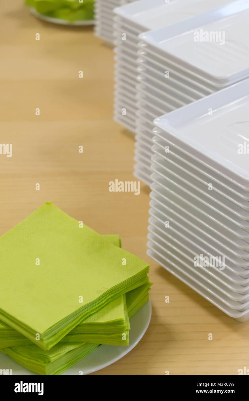 Plate pile of paper plates hi-res stock photography and images - Alamy