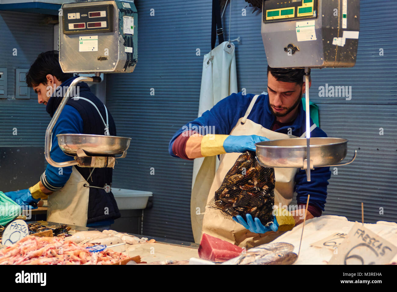 Market seafood vendor stall booth hi-res stock photography and images ...
