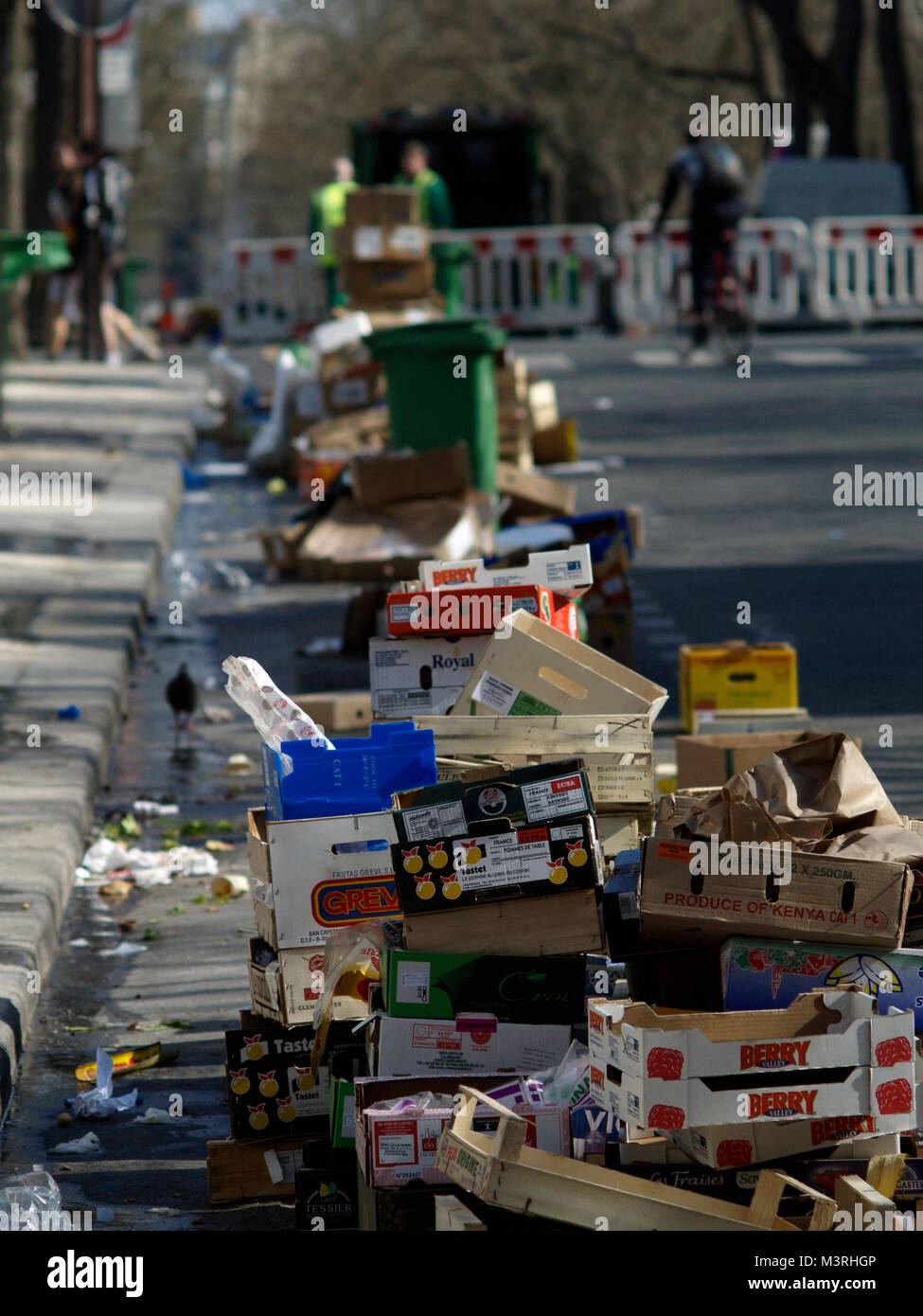 Marche en plein air paris montparnasse hi-res stock photography and ...