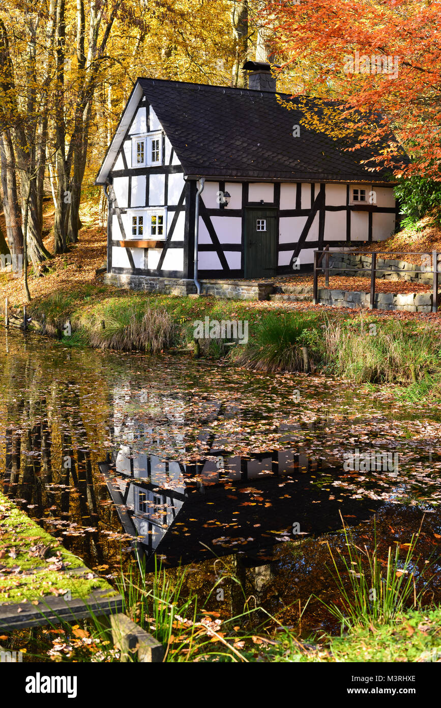 White timber framed home hi-res stock photography and images - Alamy