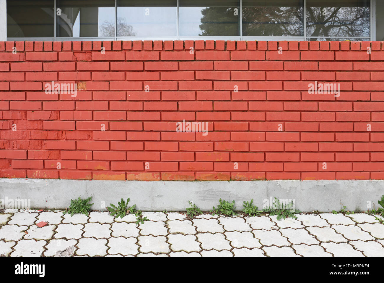 Bright red brick wall hi-res stock photography and images - Alamy