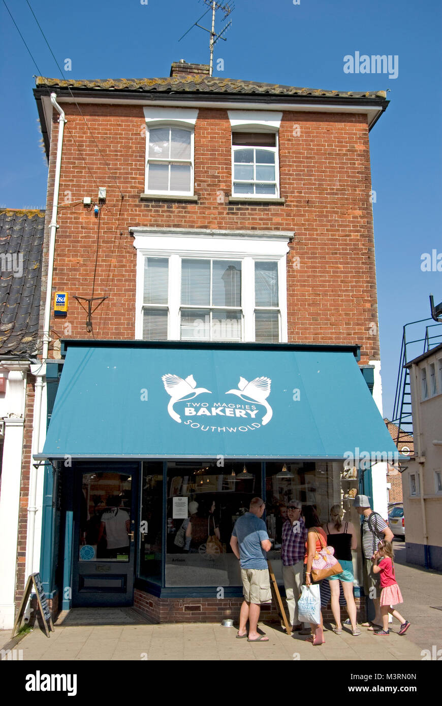 Two magpies hi-res stock photography and images - Alamy