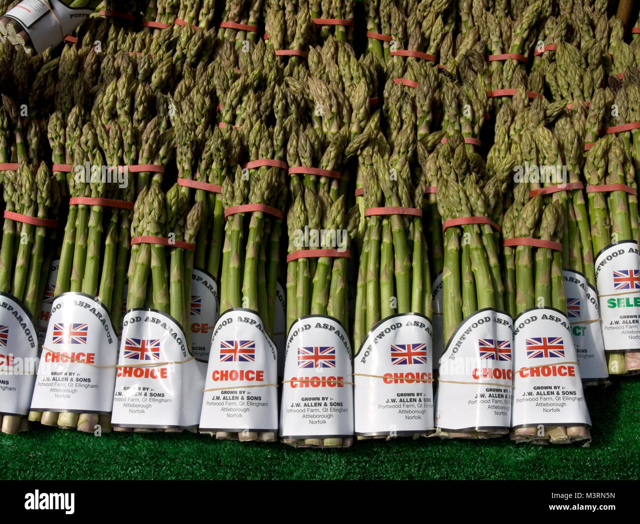 English asparagus bundle hi-res stock photography and images - Alamy