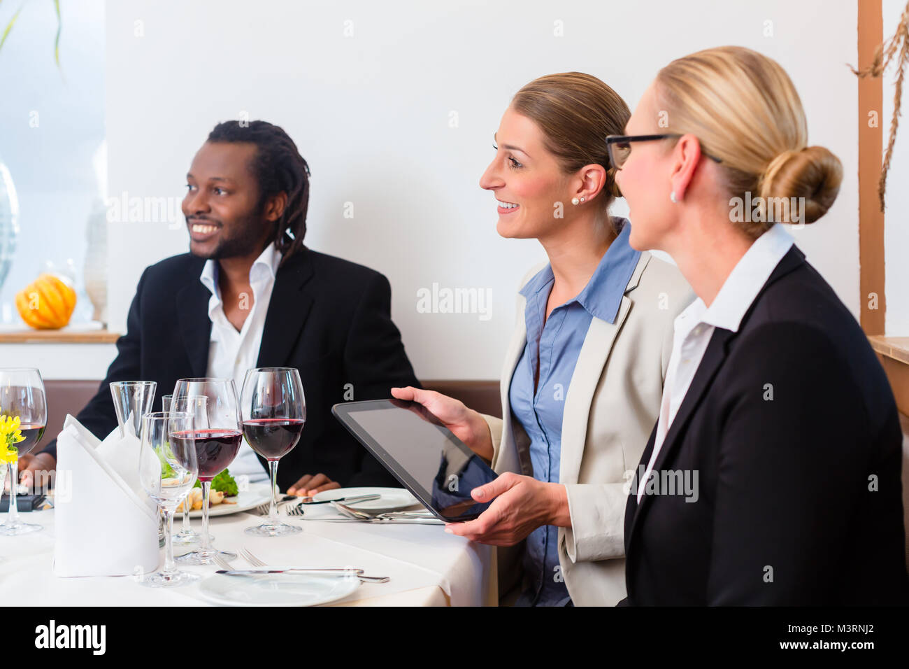 Team of business people having lunch Stock Photo - Alamy
