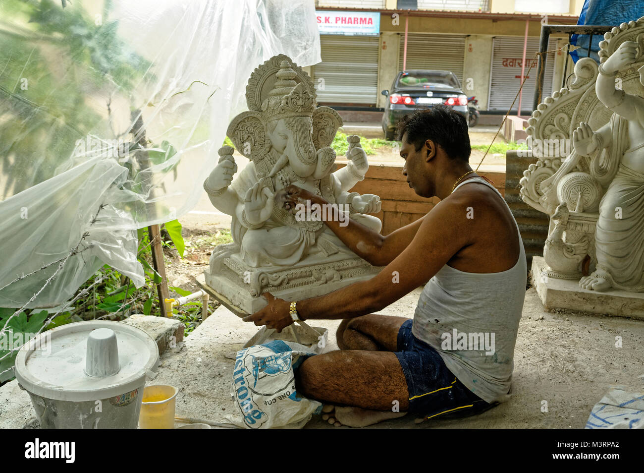 Ganesh idol making hi-res stock photography and images - Alamy