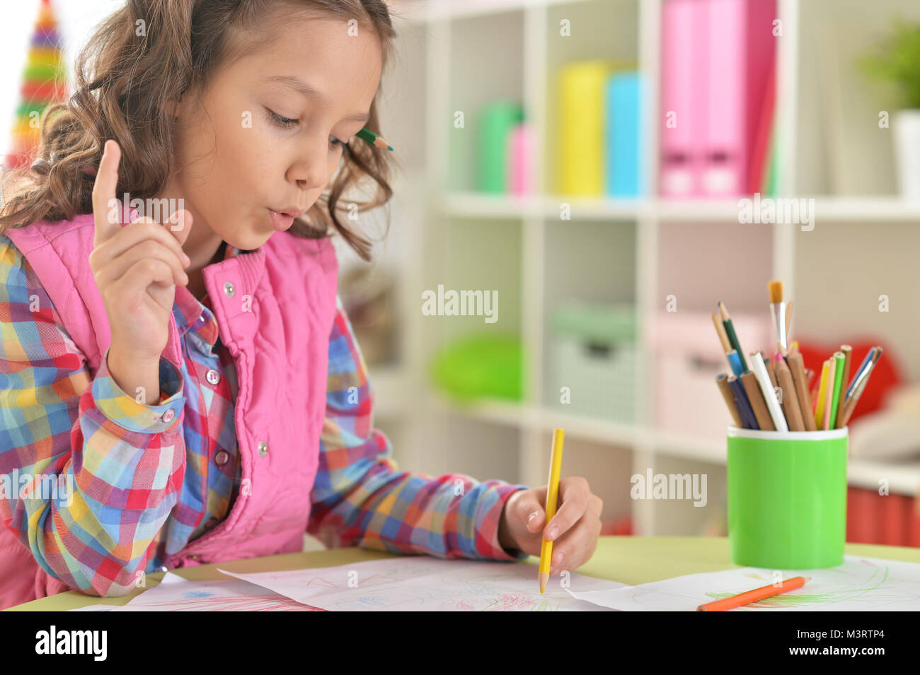 girl drawing at home Stock Photo - Alamy