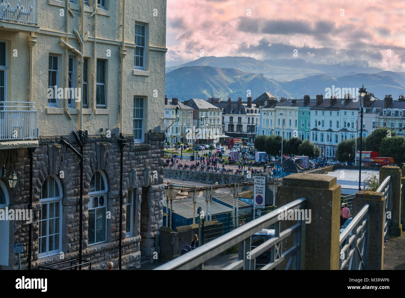LLandudno promenade, looking south to Snowdonia mountains, North Wales ...