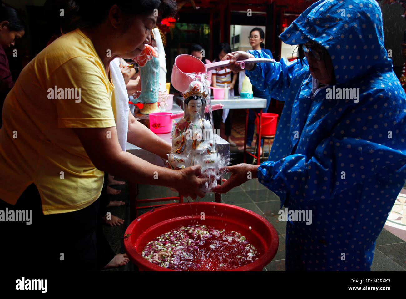 Bogor, Indonesia. 11th Feb, 2018. Workers cleaning the "rupang" in the ...