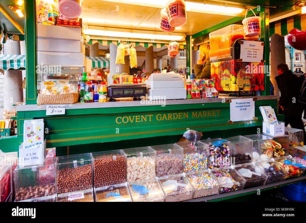 Candy floss stall hi-res stock photography and images - Alamy