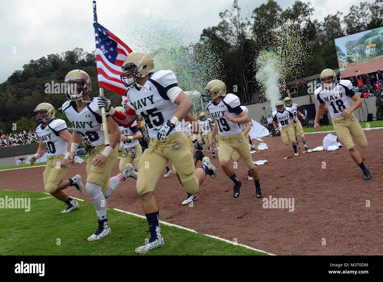 Midshipmen with the United States Naval Academy's Sprint Football team ...