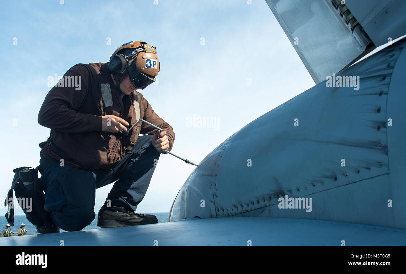 151116-N-JY875-019 ATLANTIC OCEAN (Nov. 16, 2015) Aviation Structural ...