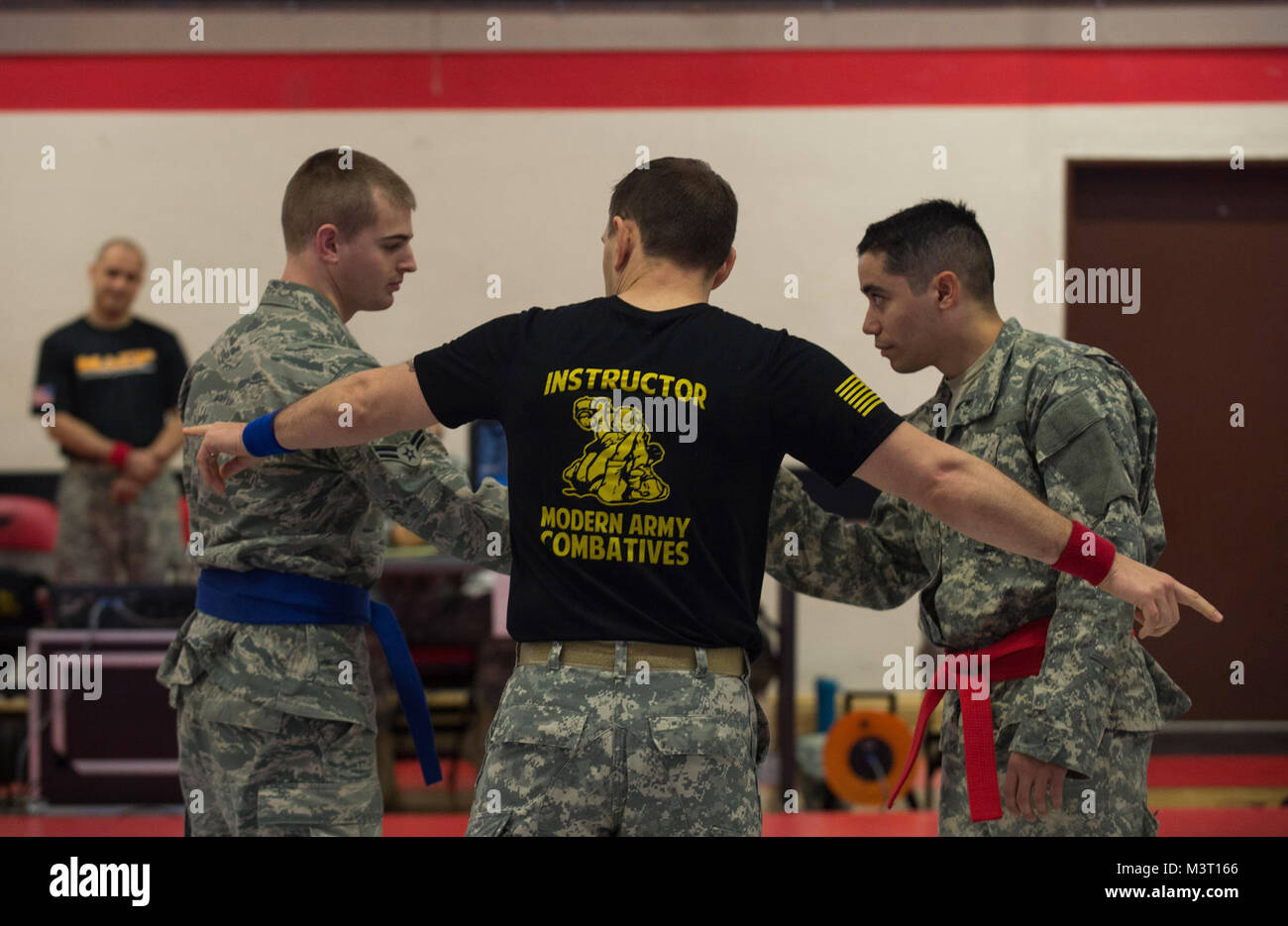 U.S. Army Master Sgt. Richard Silva (center), an army combatives ...