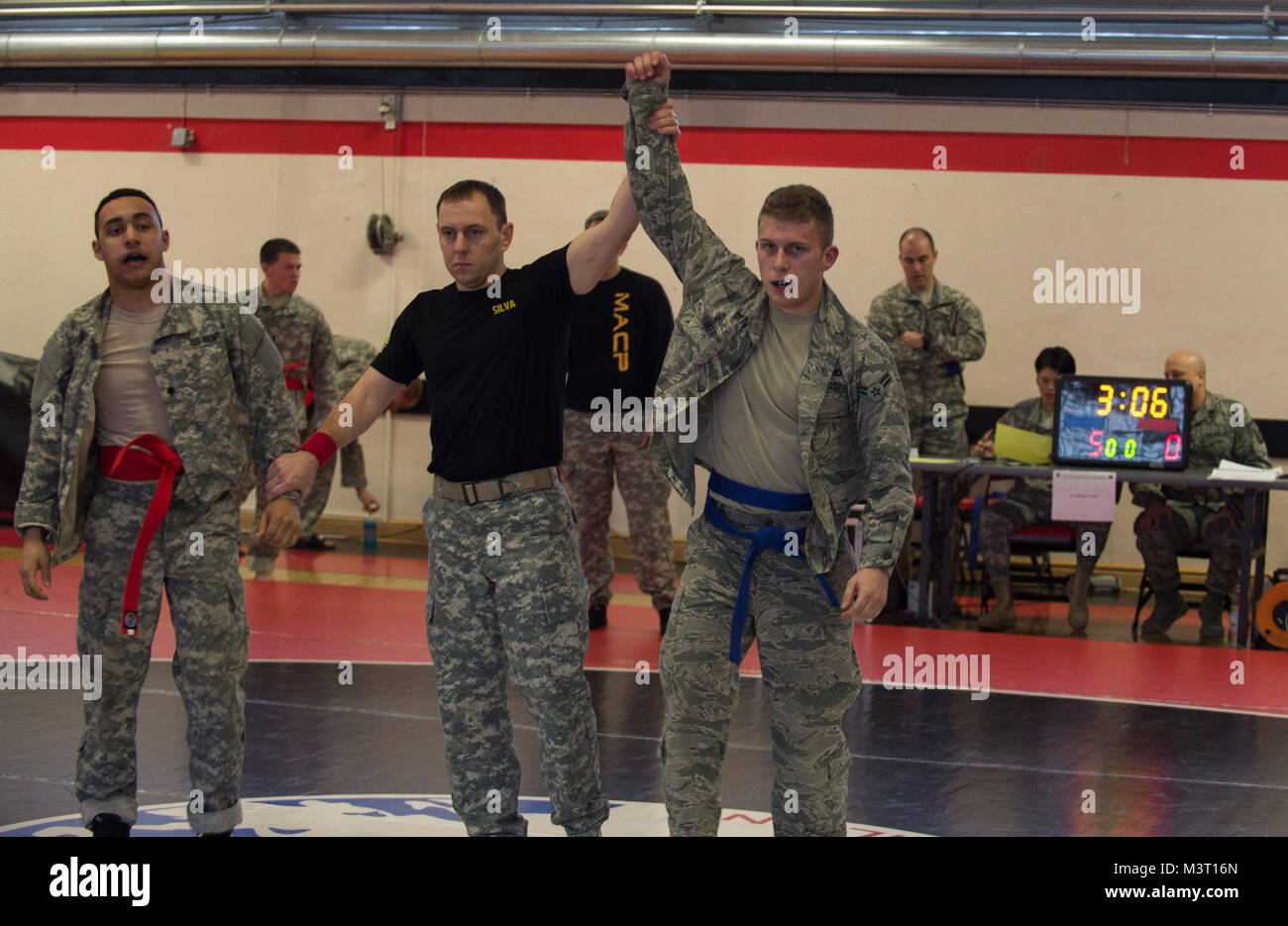 U.S. Army Master Sgt. Richard Silva (center), an army combatives ...