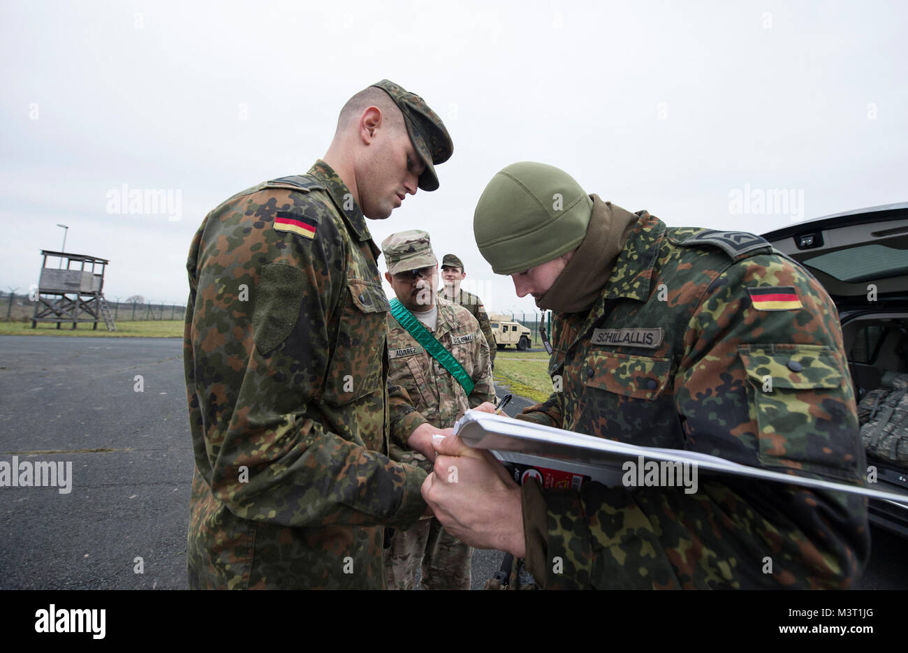 Soldiers from the U.S. and German Army (Bundeswehr) work together ...