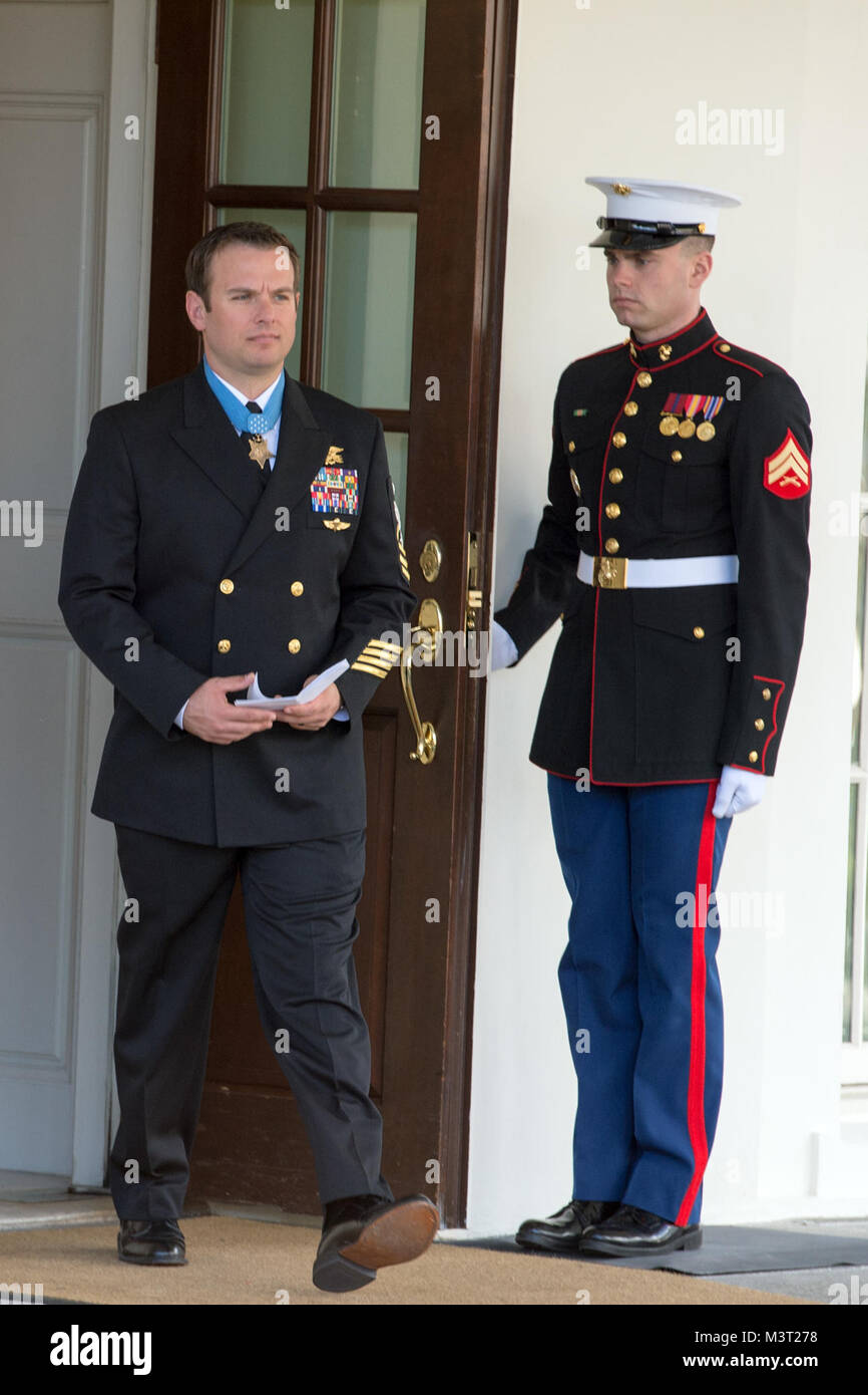 A Marine holds open a door to the West Wing for Senior Chief Special ...
