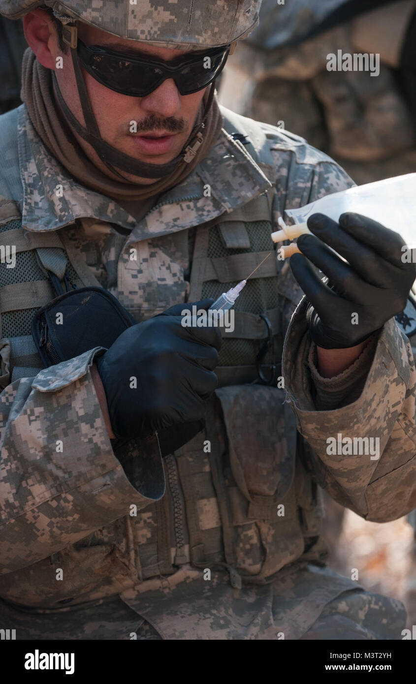 U.S. Army Sergeant Joshua Tabb, an EFMB evaluator, begins an ...